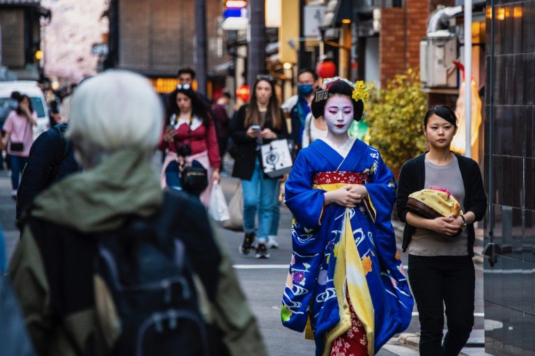 How to See Geisha in Kyoto
